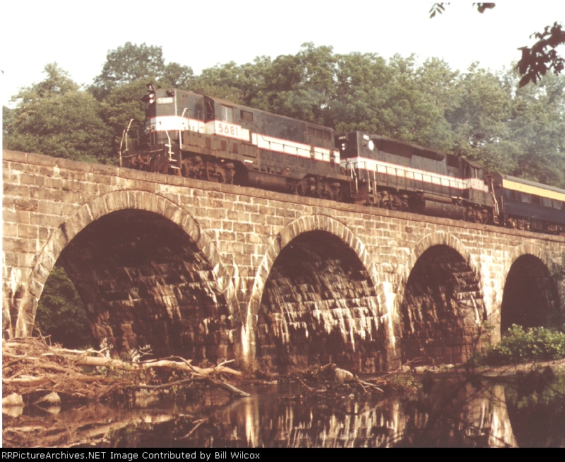 NJDOT GP7 5681 & GP40P cross the north branch of the Raritan River with train #5712
